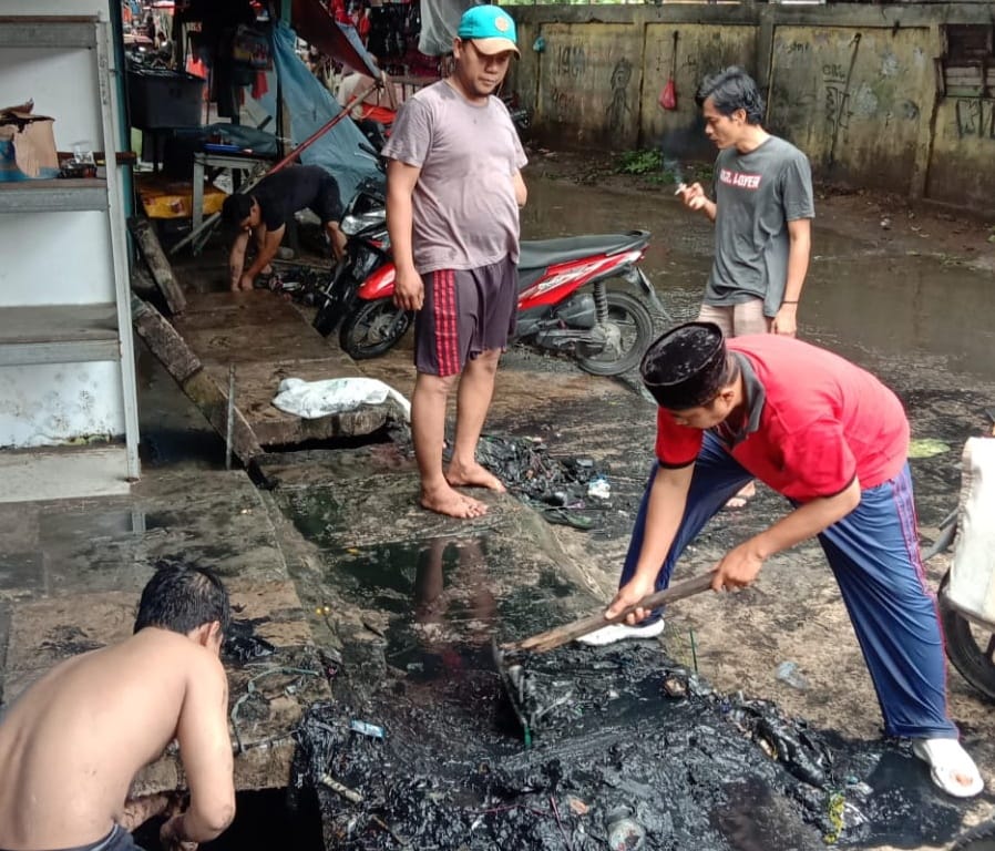 Warga Sepatan Pasar Gotong Royong Bersihkan Got, Yang Tertutup Sampah