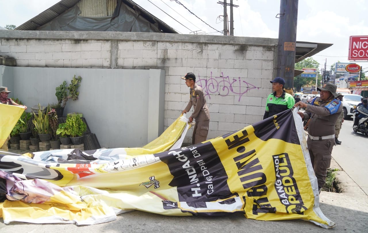 Satpol PP Kabupaten Tangerang Tertibkan Puluhan Alat Peraga Kampanye (APK) di Wilayah Kab. Tangerang
