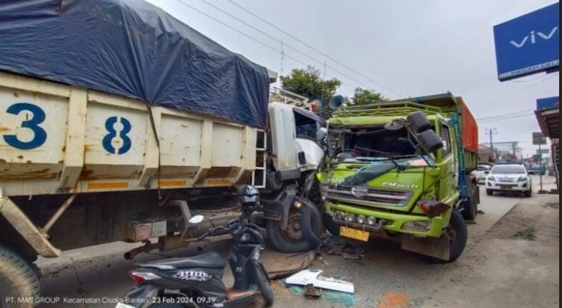 Dua Unit Dumptruk Tabrakan Di Cisoka Satu Supir Luka Ringan