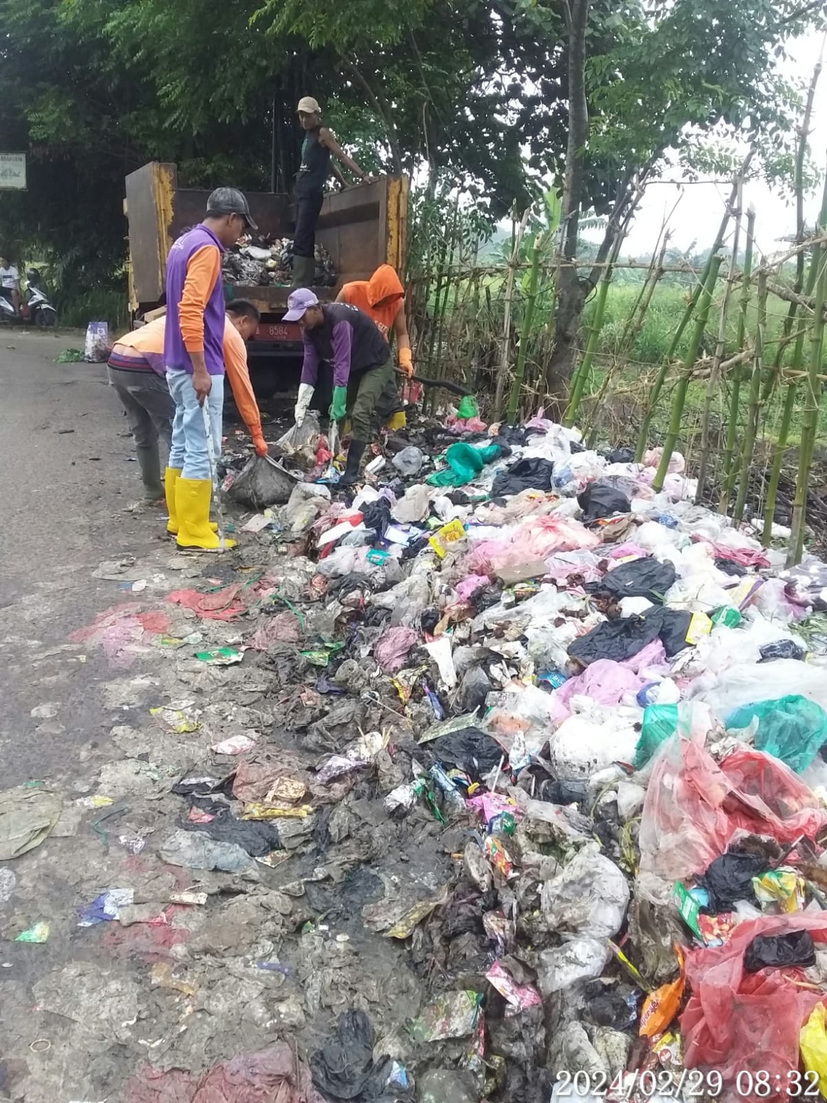 UPTD 4 DLHK Eksekusi Tumpukan Sampah di Pasanggrahan Solear UPTD 4 DLHK Eksekusi Tumpukan Sampah di Pasanggrahan Solear
