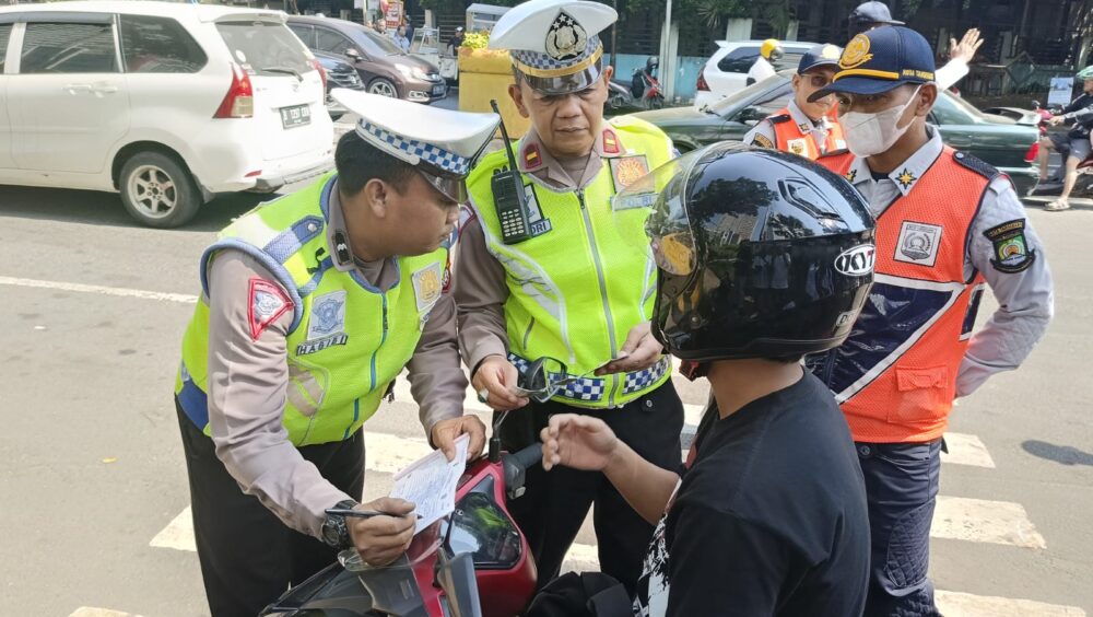 100 Pelanggar Ditegur Simpatik Polisi dalam Operasi Patuh Jaya 2024 di Tangerang - Fakta Kini